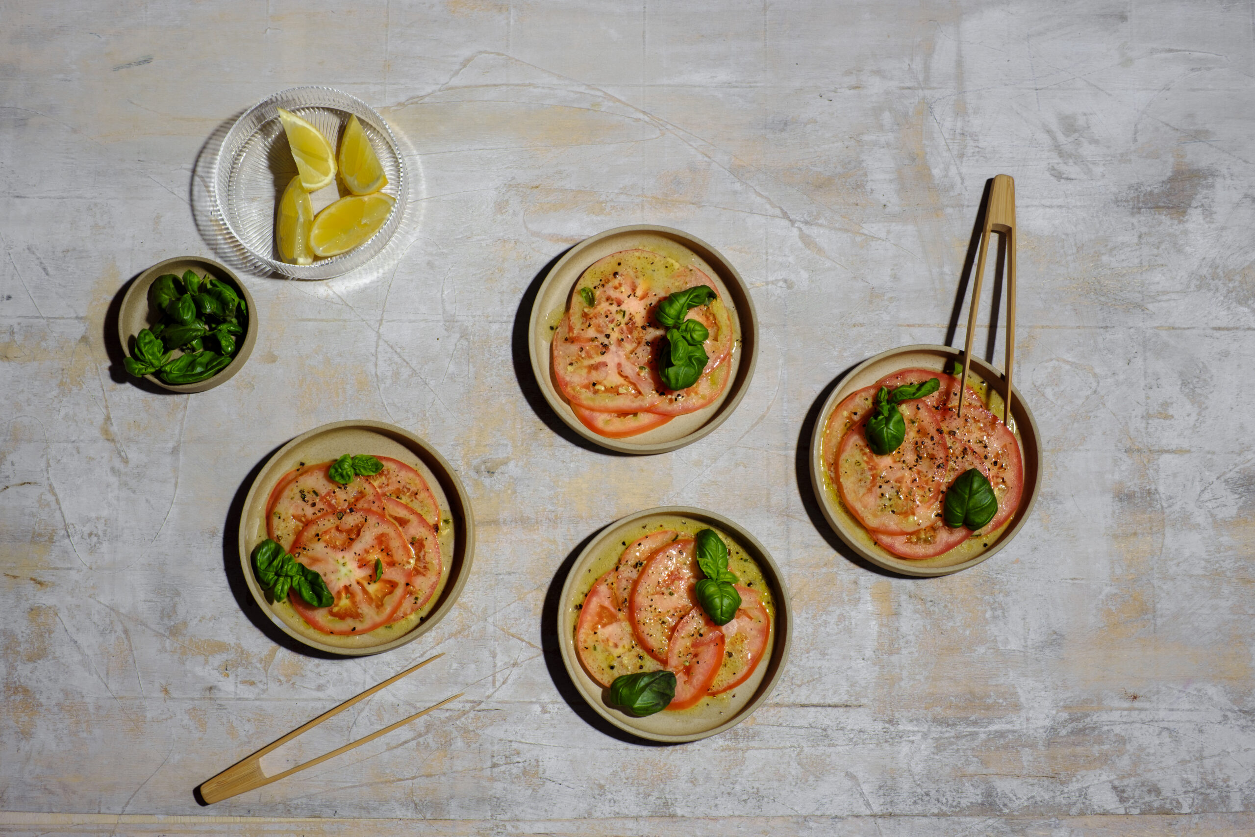 Tómatar með sinnepsvínagrettu og basilíku | Birtíngur útgáfufélag